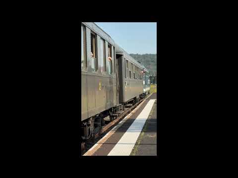 La Locomotive 140-C-27 en mouvement installez-vous, prenez place pour un voyage dans les souvenirs.