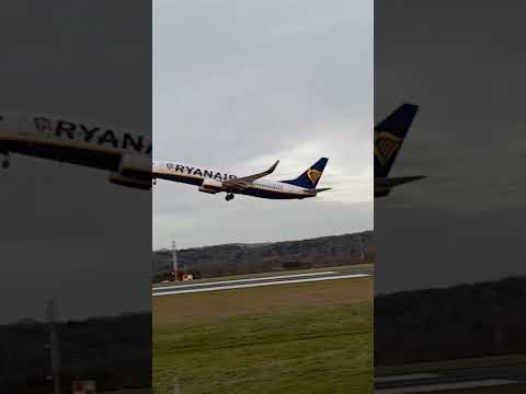 Ryanair 737-800 Departing From Bristol (BRS) Airport #shorts #aviation #ryanair737