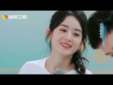 Zhao Liying and Zhang Bichen singing in Chinese restaurant S5
