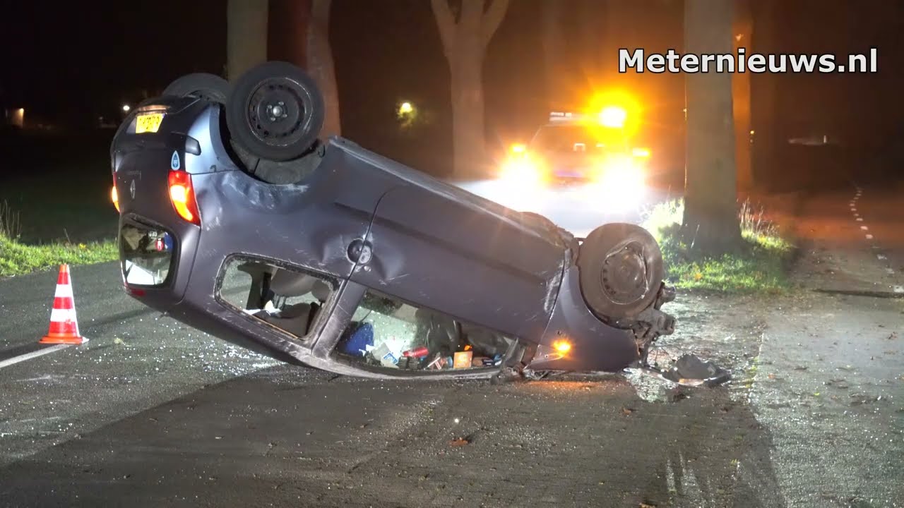 Auto via boom over de kop in Hooghalen(Video)