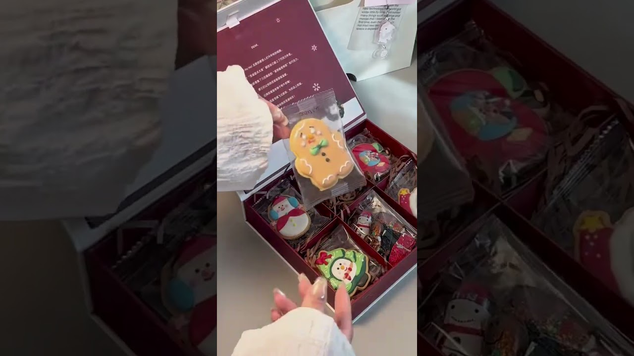 The Christmas Candy Gift Box can be customized with ribbons or greeting cards
