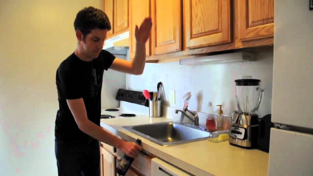 How to Open a Beer Bottle With a Countertop
