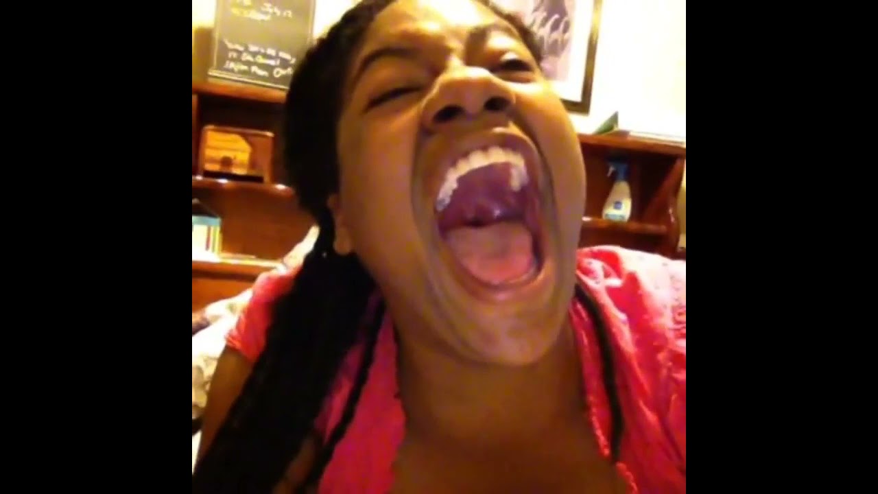 MUJER RIENDO (plantillas memes)