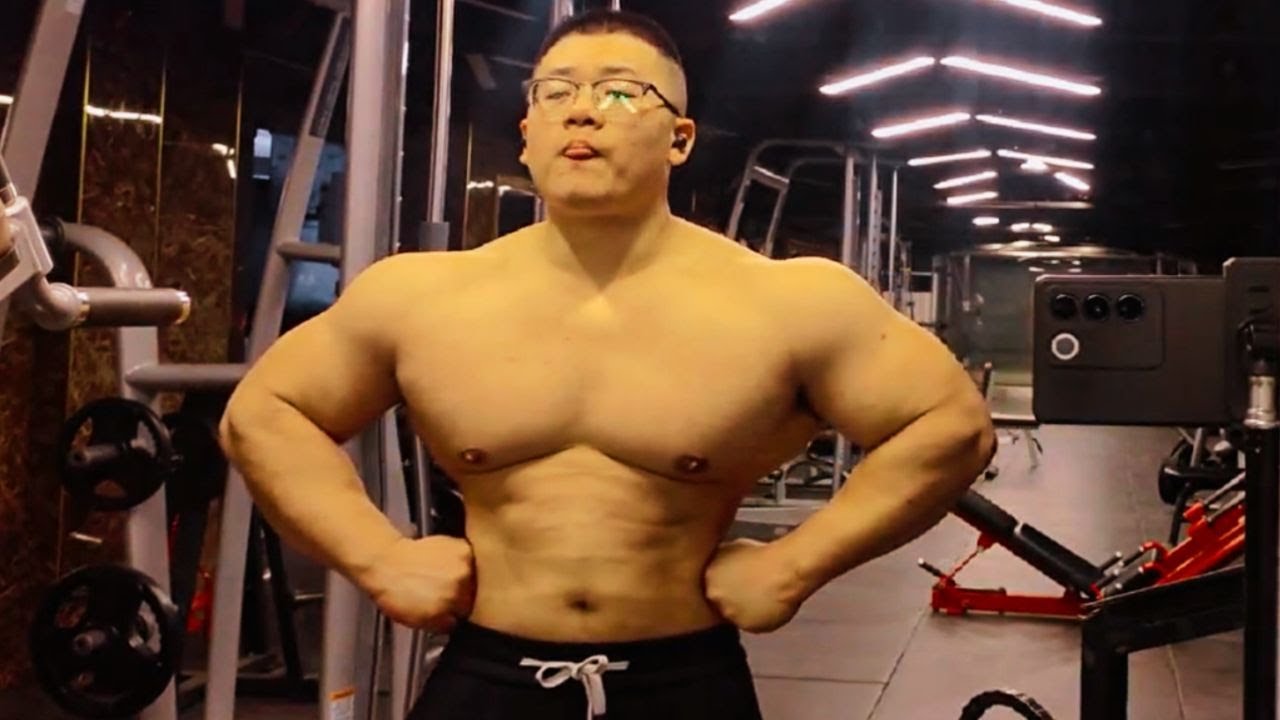 Chinese Bodybuilder Pose #17