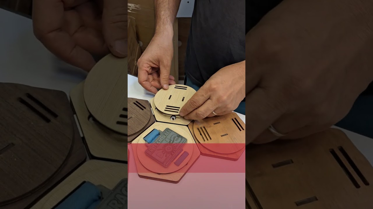 Decí adiós a las medallas tiradas: ¡organizá con nuestro medallero de diseño! 🌟💪 #minimalism #Madera