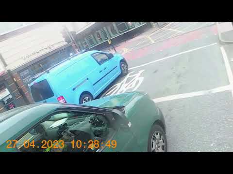 CX70VKP 27042023 UU driver holding phone