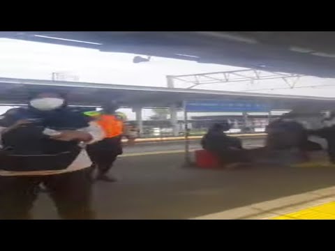 Kereta Api KRL Commuter Line dari Bogor ke Jakarta Stasiun Senin