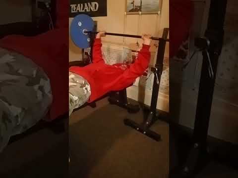Hitungan Tahan Ipf. Bench Press. 100 kg - 220 lb x 2 Repetisi Tunggal.