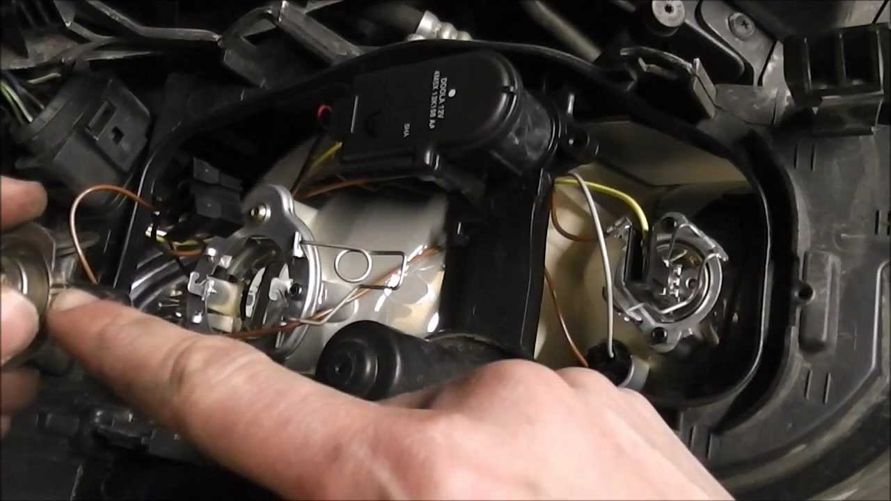 Ford Focus: Headlight Bulb Change (2005)