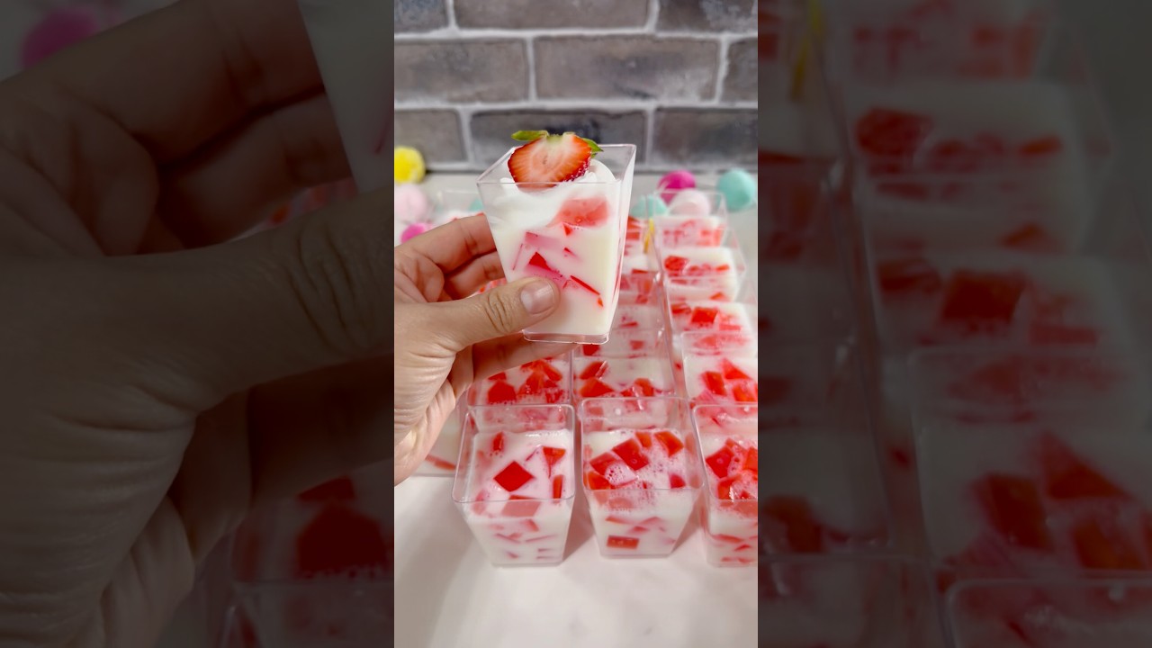 Jello cups 🍓🍓 #jello #strawberrjello #dessertcups #nobake #gelatina #postres