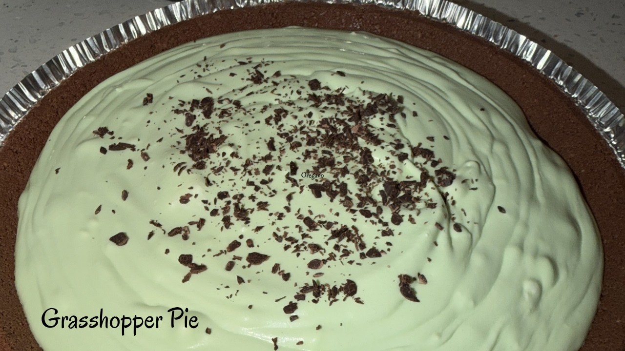 No-Bake Mint Chocolate Grasshopper Pie Using A Pre-Made Cookie Crust Hack  | #casouthernbelle