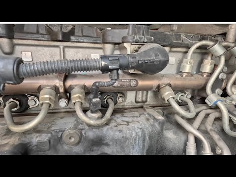 Common oil leak on a DD13 and DD15. Easy DIY job, you can can do this yourself.
