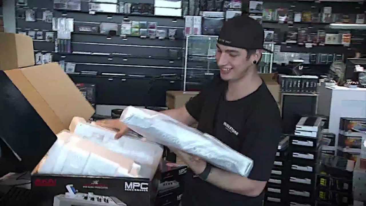 AKAI MPC Renaissance Unboxing @ MUSIC STORE