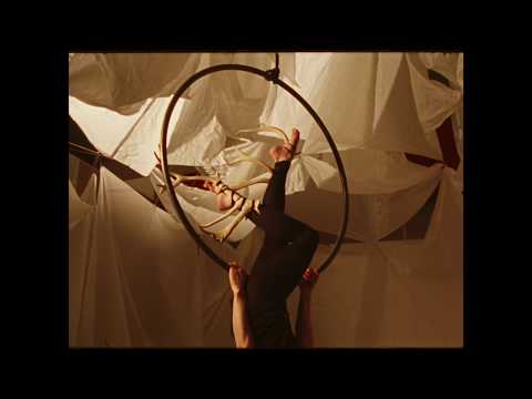 Ballantine Scale kutsuu yleisön teatteritilaan luotuun mystiseen ...