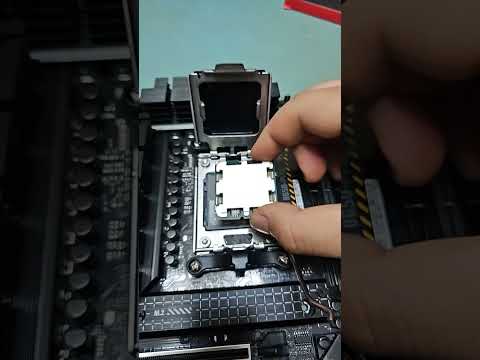 Installing AMD Ryzen 7 7800X3D in an AM5 socket Asus TUF mb #amd #pcmr #pcbuild #amd #7800x3d