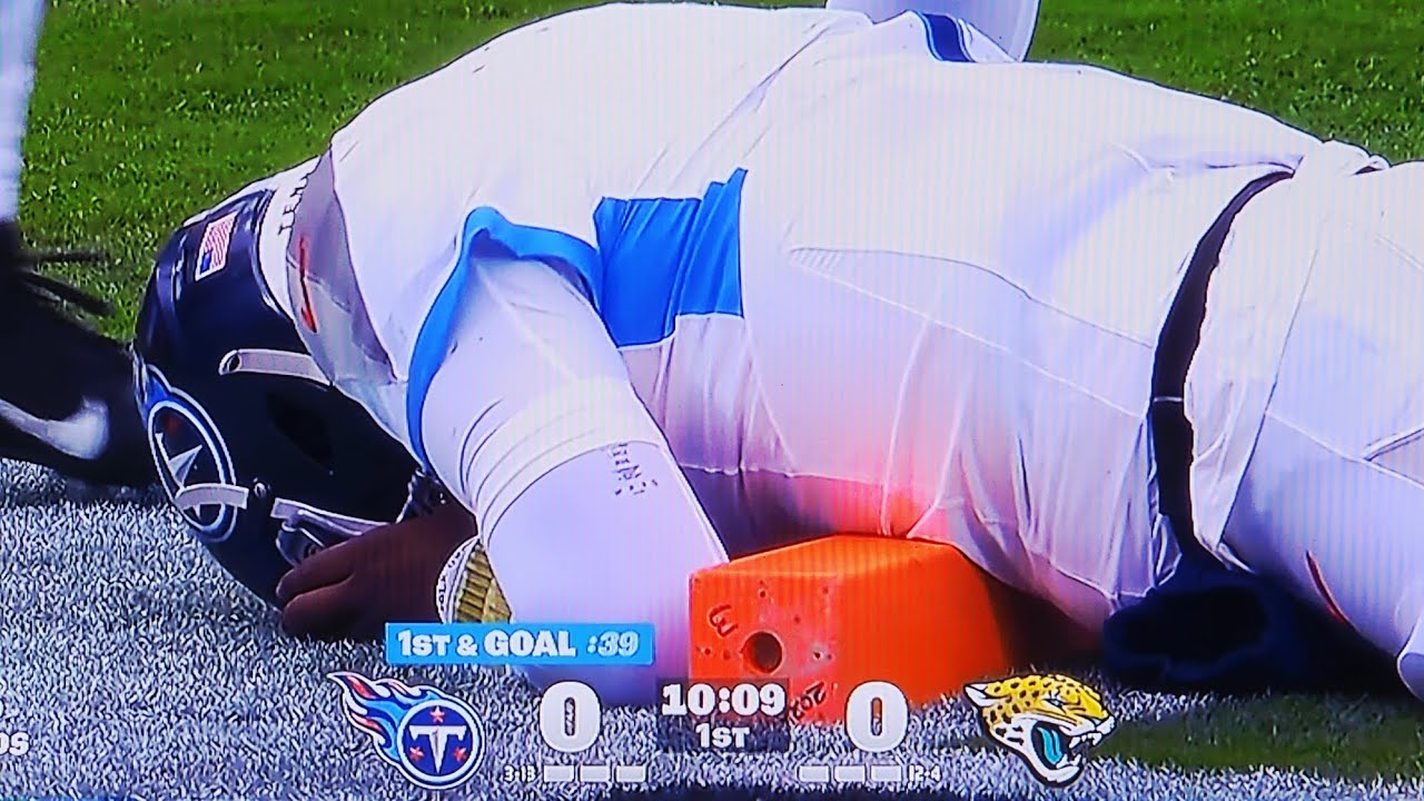 CAM WARD SHOULDER INJURY: TENNESSEE TITANS VS. JACKSONVILLE JAGUARS: NFL WEEK 18: JANUARY 4, 2025