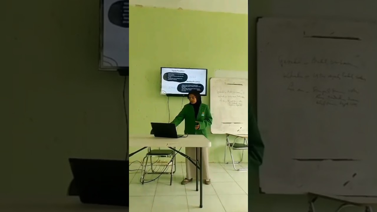 Presentasi proposal penelitian mini riset oleh mahasiswi prodi Pendidikan Agama Islam semester 3 