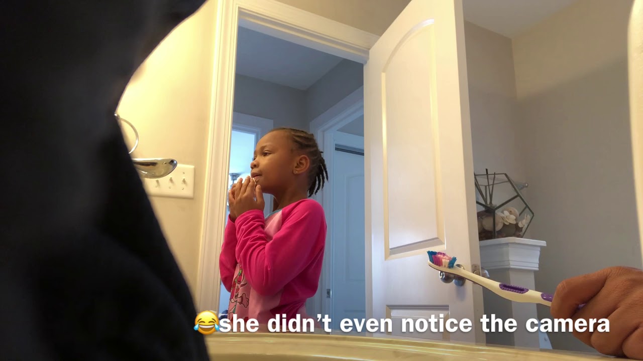 I PUT A BUG IN THE TOOTHPASTE PRANK ON LITTLE SISTER .