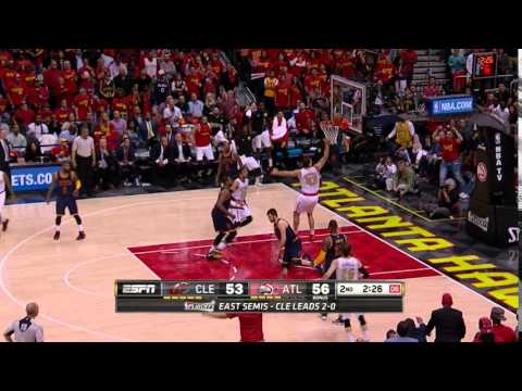 Kris Humphries crosses up Kevin Love