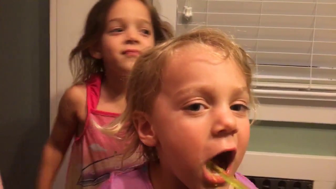 Toy Channel: Sisters Get Ready for Bed, Brush Teeth, Read Stories, Bedtime Routine