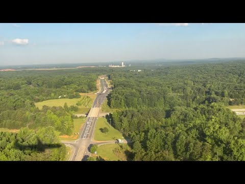 American Airlines Boeing 737 landing taxi to gate (SYR-CLT)