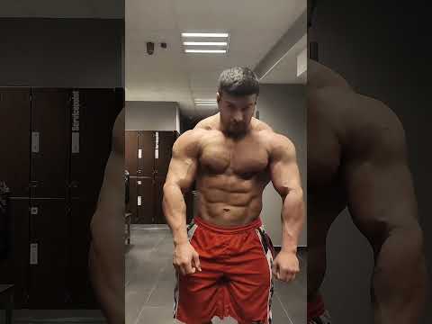 Spanish Bodybuilder Muscle Flexing #12