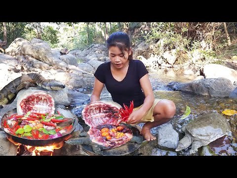 Adventure solo in Jungle: Turtle egg tasty cooking for dinner - Survival cooking in forest