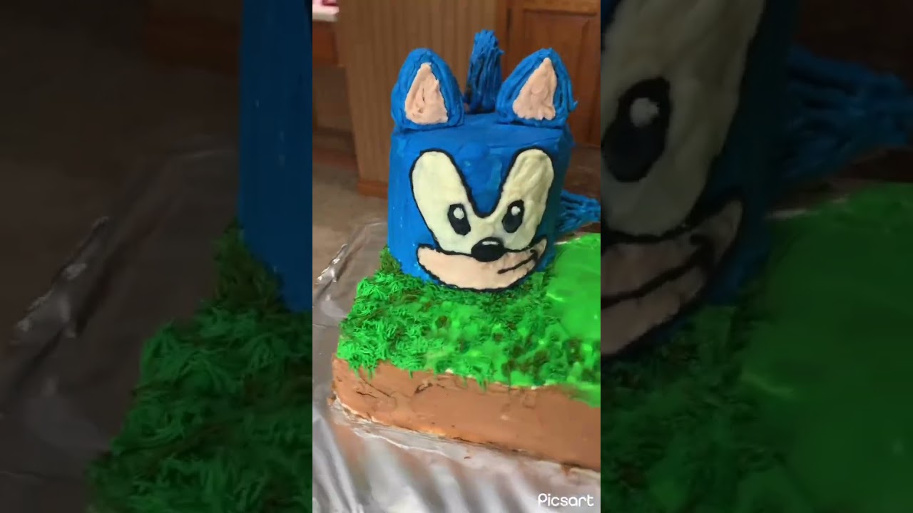 Sonic the Hedgehog Cake! #cakedecorating #buttercreamcake #sonicthehedgehog #sonic #cakes #cakeart