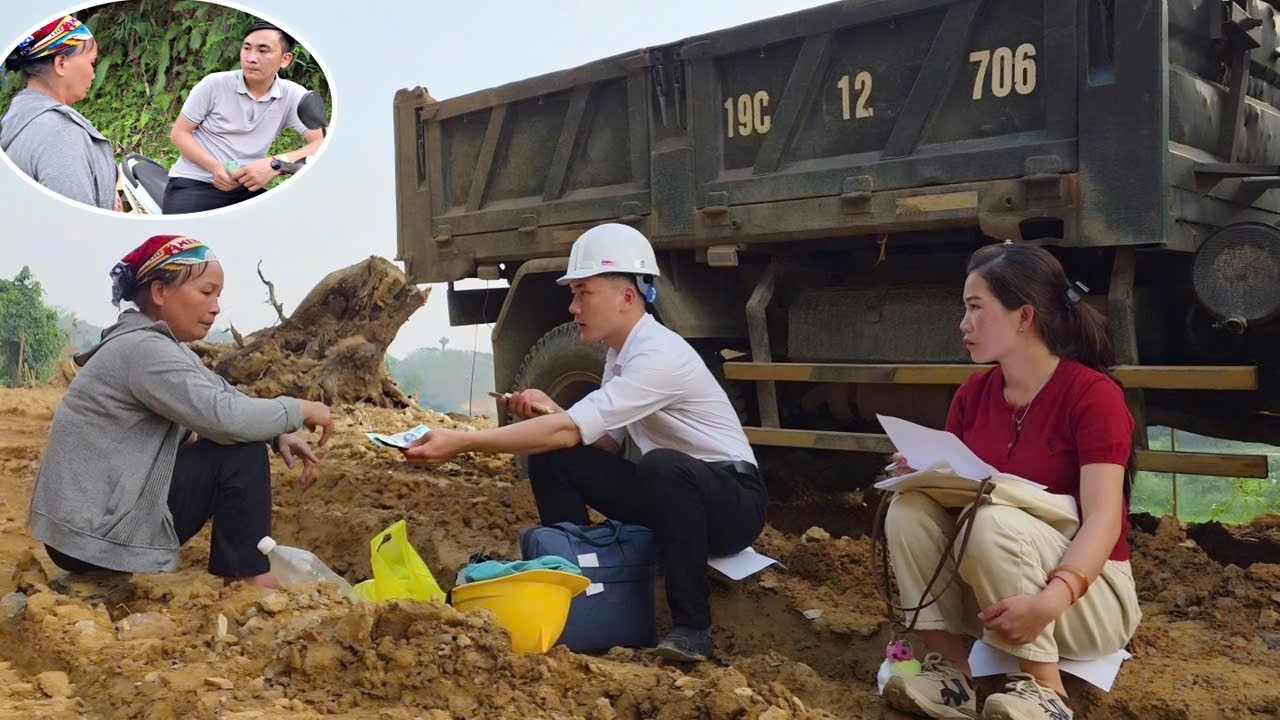 Worried about Hang, his mother went to look for work to earn money to buy medicine.