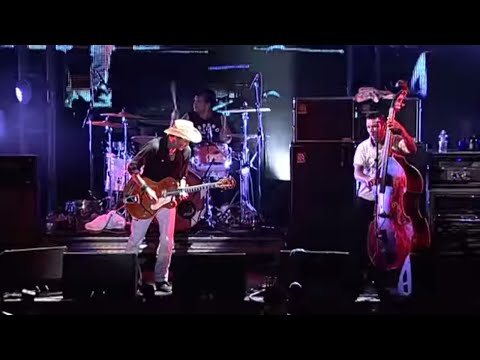 Chris Cheney guitar solo with VB bottle | Live at Falls Festival 2010