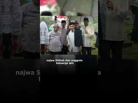 Absen di Pemakaman Suami, Najwa Shihab Diiringi Tangis dan Hujan Deras.