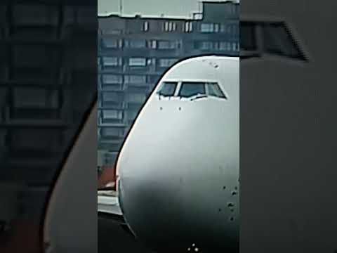 Boeing 747 windy taxi Mesk Air.