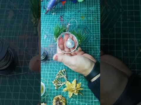 Manualidad Navidad, adorno para árbol con tapa de bote y bola plateada.