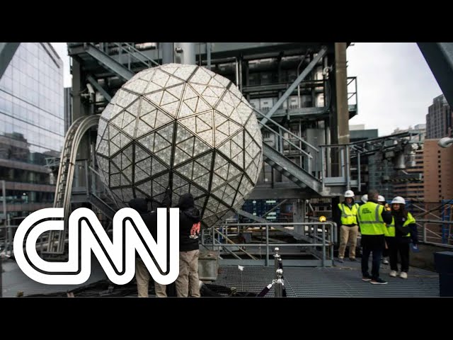 Multidão lota Times Square, em Nova York, à espera do 1º Réveillon sem ...