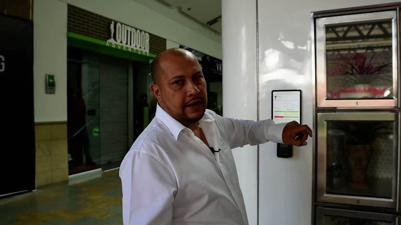HyperVend HV-12 demo at El Tesoro Mall in Medellin, Colombia with Senior Design Engineer, Hernan.