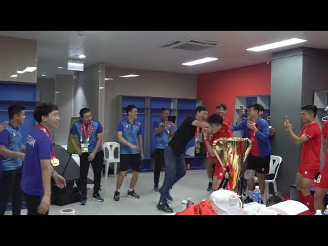HLV Kim Sang Sik cấu Duy Mạnh sau khi thực hiện điệu nhảy ăn mừng chức vô địch trong phòng thay đồ