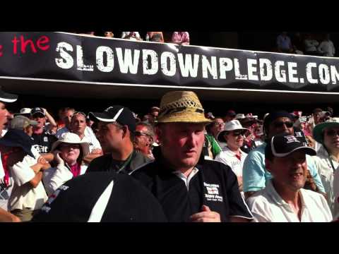 Ashes 2010-2011: Sydney: Mitchell Johnson Barmy Army song & first baller on Day 4
