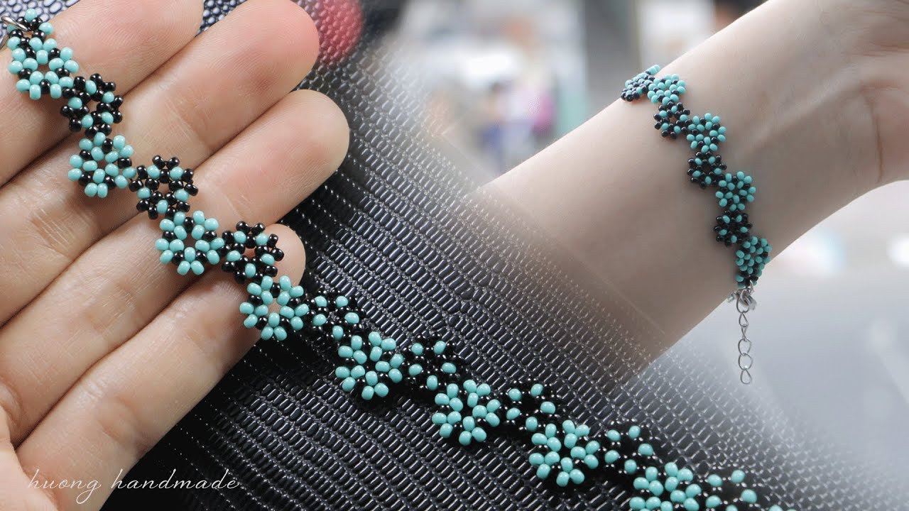 Stylized daisy chain stitch bracelet. How to make beaded bracelet. Beading tutorial