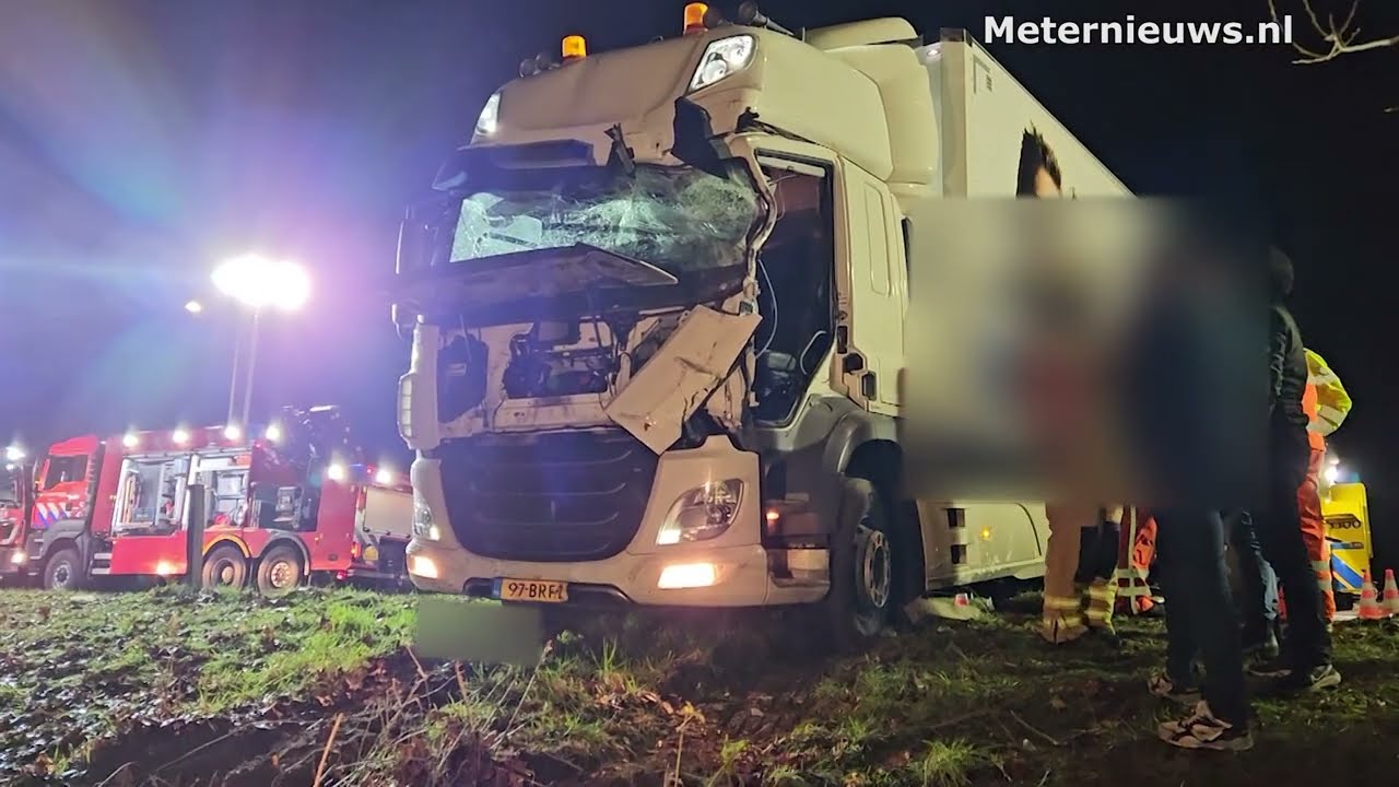 Vrachtwagen tegen boom in Meppel. Treinverkeer stil(Video)