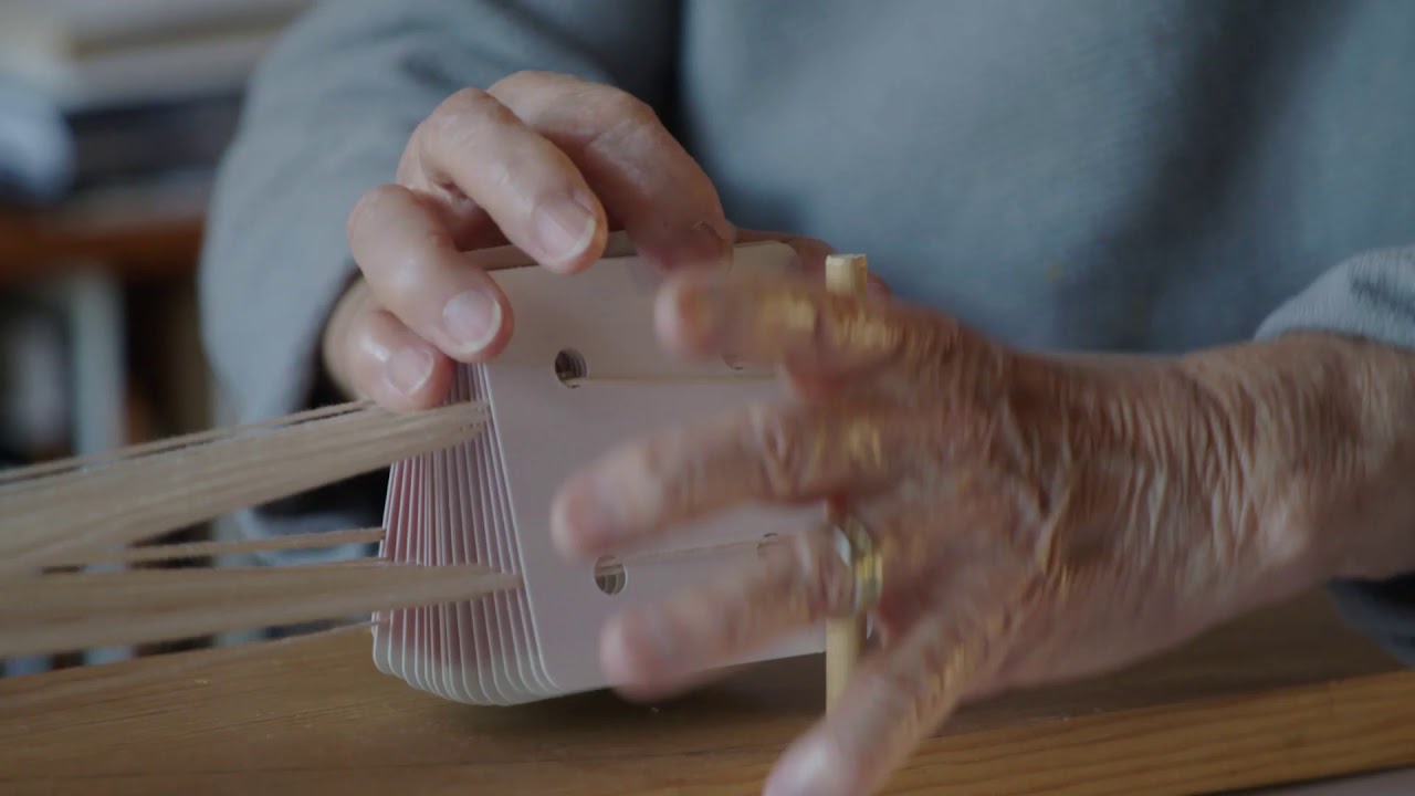 » Weaving a tube on a card loom