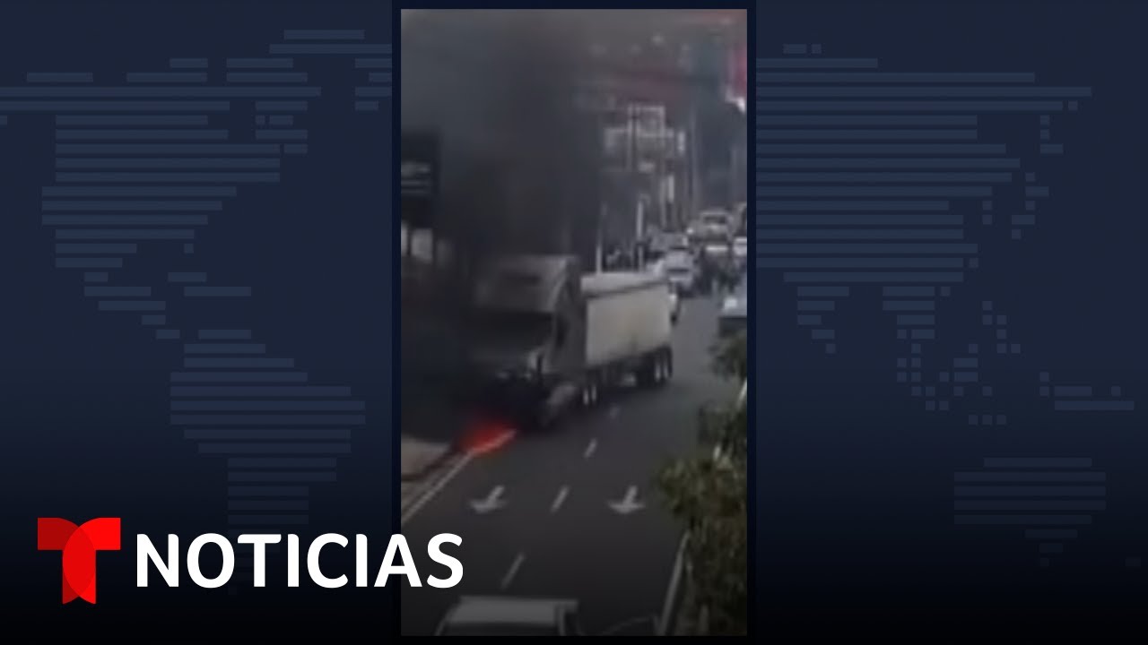 Un tráiler se queda sin frenos y provoca aparatoso choque #Shorts | Noticias Telemundo