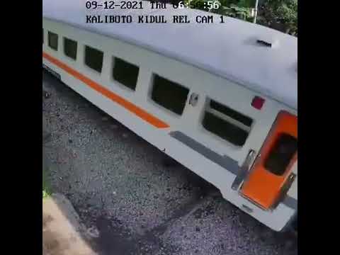 Kecelakaan kereta api indonesia vs sepeda motor..!!!😱 #keretaapi #kai #hatihatidijalan #shorts