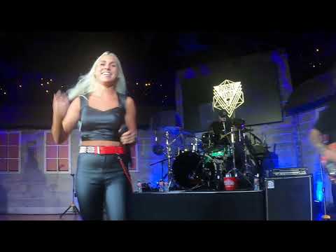 Rising star Royale Lynn live in Las Vegas, 'Six Feet Deep', her first #1 rocks the Stoney's crowd