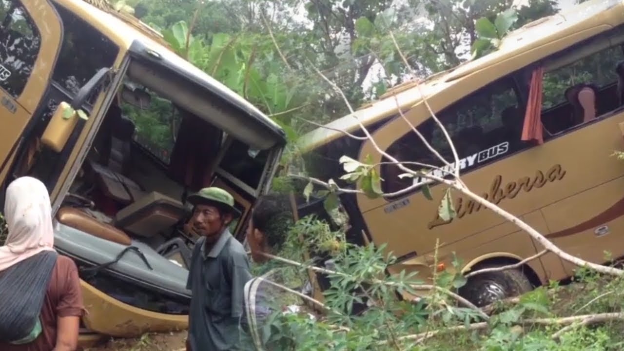 Bus Limbersa yang Angkut Rombongan Wisatawan Palembang Terperosok ...