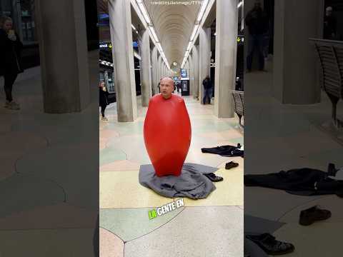 Este hombre entretiene a la gente en la estación de tren.#shorts
