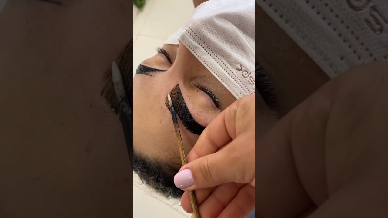 Aplicação de henna com efeito ombré