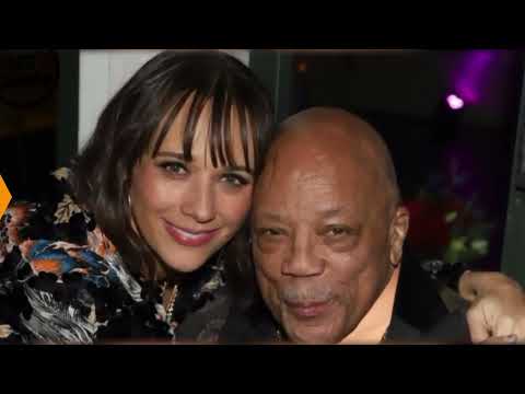 Rashida Jones is honoring her father, Quincy Jones. 🤍