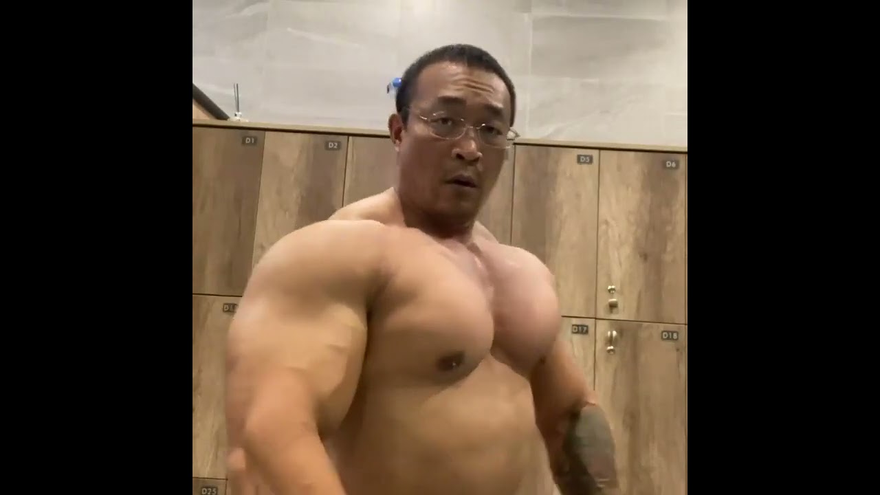 Chinese Bodybuilder Muscle Flexing #83