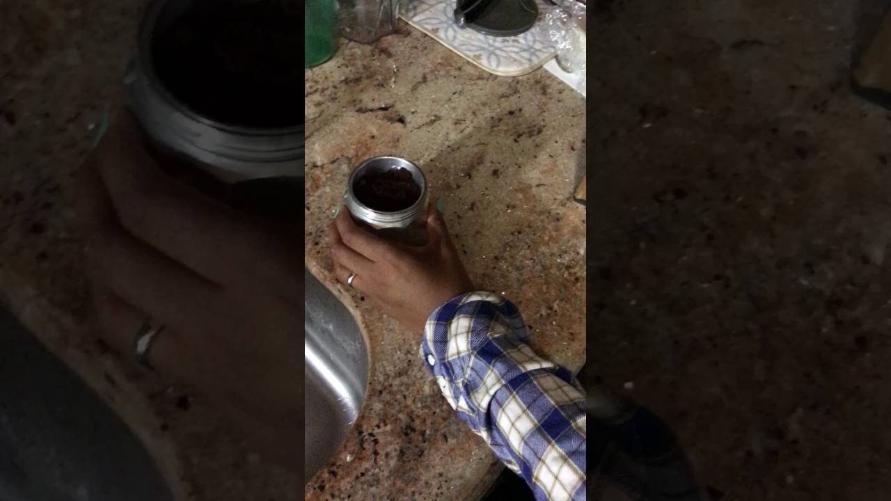 How to prepare the stovetop espresso maker? Como preparar la greca de cafe/coffee?