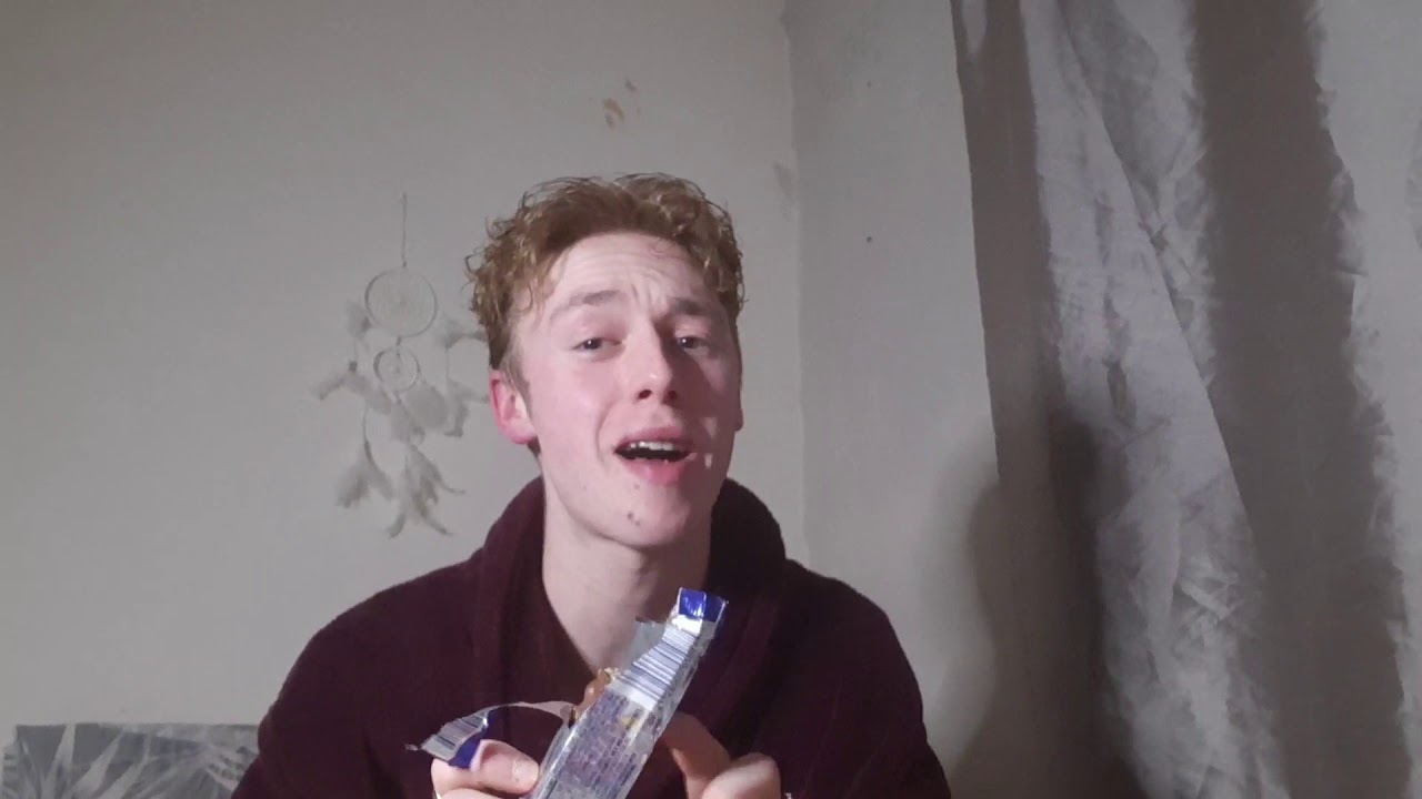 BRITISH TRIES AMERICAN CANDY!!